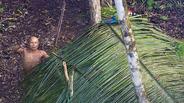 Las asombrosas imágenes de una tribu aislada tomadas en Brasil por un ...