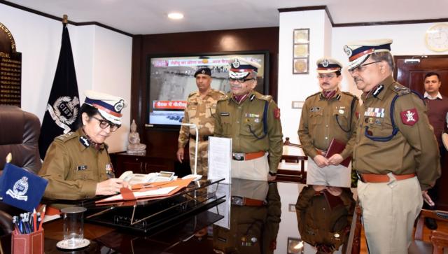 नीना सिंह : CISF च्या 54 वर्षांच्या इतिहासातील पहिल्या महिला महासंचालक - BBC News मराठी