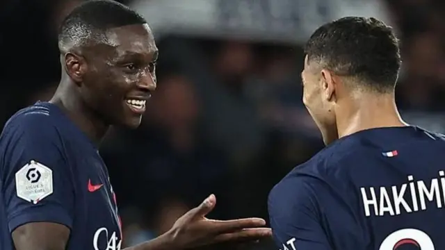 An dakatar da 'yan wasan PSG kan rera wakar batanci - BBC News Hausa