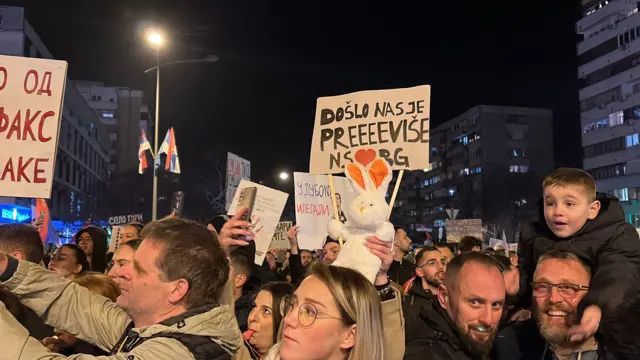 Završena studentska blokada mosta u Novom Sadu, Vučić kritikuje 'vašarsku atmosferu' - BBC News ...