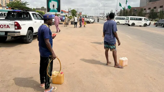 Fuel scarcity in Nigeria: Reasons why petrol scarce and wen e fit end - Expert - BBC News Pidgin