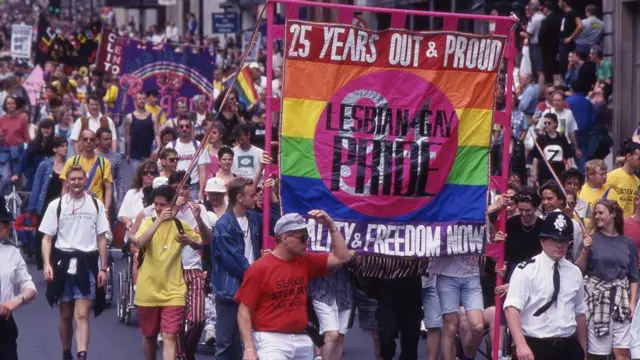 المثلية: صور نادرة توثق لخمسة عقود من مسيرة الفخر في لندن - BBC News عربي