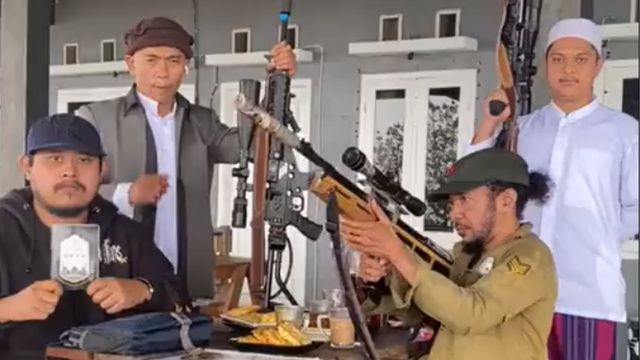 Video pejabat MUI Sukabumi 'pamer senjata' tuai kontroversi, pengamat ...