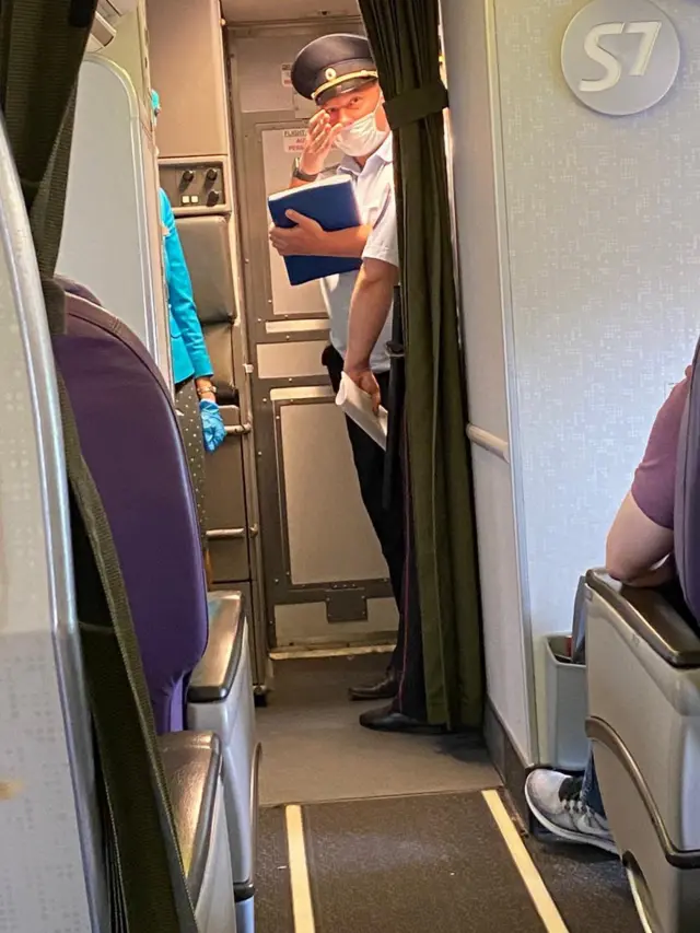 "Обернулся и увидел, что Алексей лежит". Рассказ летевшего с Навальным пассажира - BBC News ...