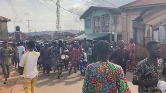 Oloolu: Àlàyé rèé lórí ìdí tí egúngún Ajé kìí fi wọ bàtà tàbí fojú kan ...