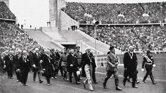 Olimpijske igre u Parizu: Deset fotografija najvažnijih trenutaka u istoriji olimpizma - BBC ...