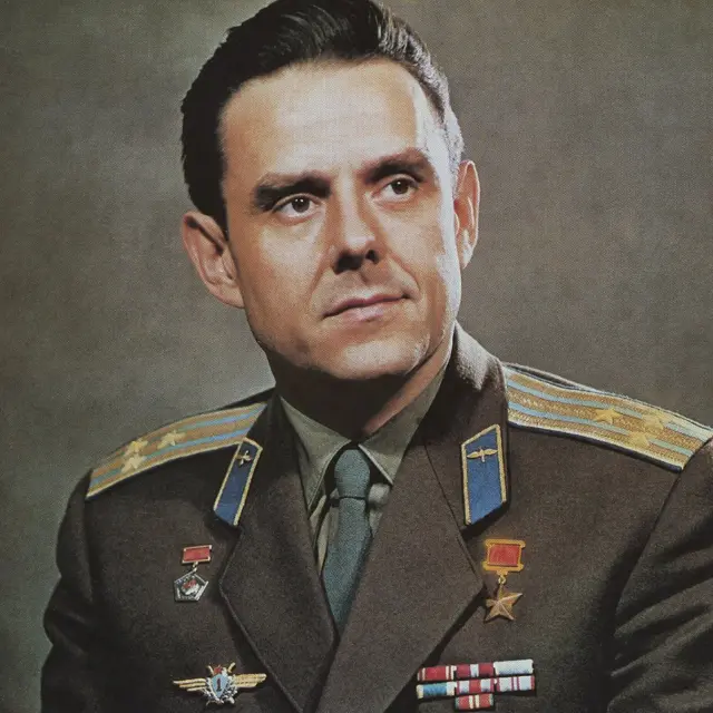 Vladimir Komarov, el cosmonauta que iba a dar los primeros pasos en el espacio y se estrelló ...