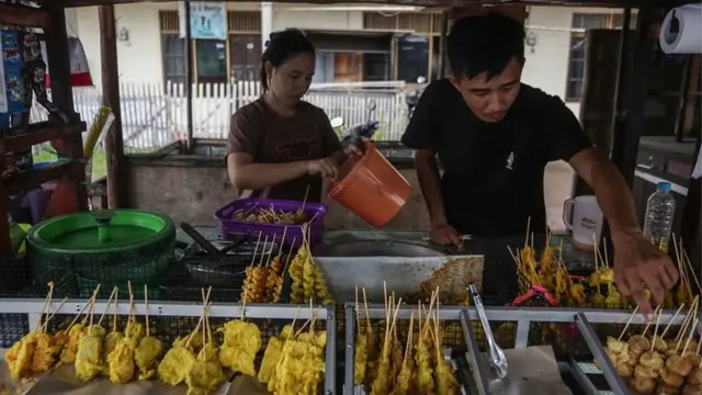 BLT minyak goreng Rp300.000 dianggap 'terlalu kecil' dan bukan solusi – ‘Kalau tak ada solusi ...