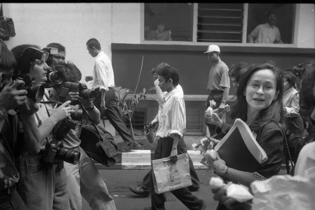 Hari-hari jelang Reformasi 1998 dalam gambar dan catatan - BBC News ...