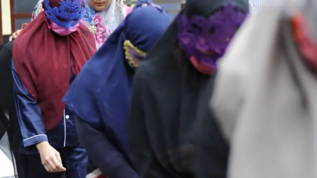 Rencana sanksi hukuman cambuk atas PSK di Aceh ditentang pegiat - BBC News Indonesia