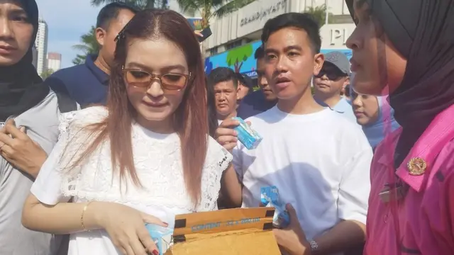 Bawaslu nyatakan kegiatan bagi-bagi susu gratis di acara CFD sebagai pelanggaran, Gibran bantah ...