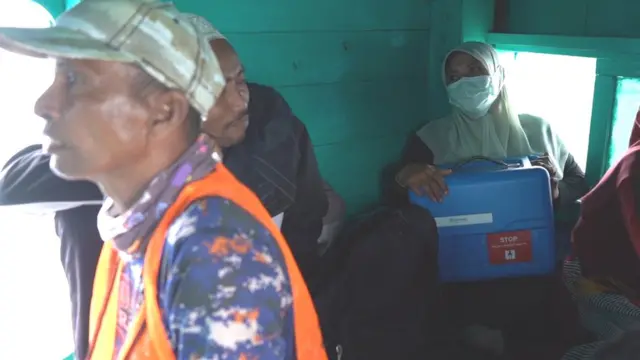Covid-19: Distribusi vaksin ke pulau di Aceh: 'Mana safety? Kita menggunakan kapal penumpang ...