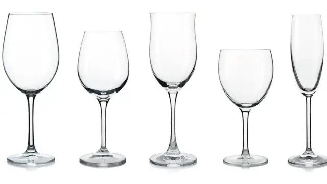 ¿Puede el tamaño de la copa influir en cuánto vino bebes? - BBC News Mundo