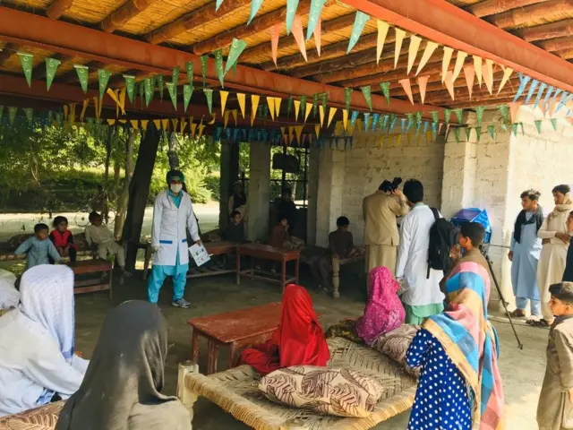 پر بايسکل په لرې سيمو کې د کورونا د ځان ساتنې او خلکو خبرولو هڅې - BBC ...