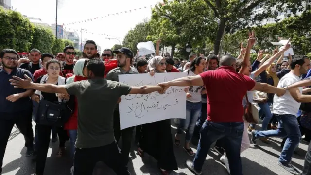 مقتل متظاهر واتساع رقعة الاحتجاجات في تونس Bbc News عربي