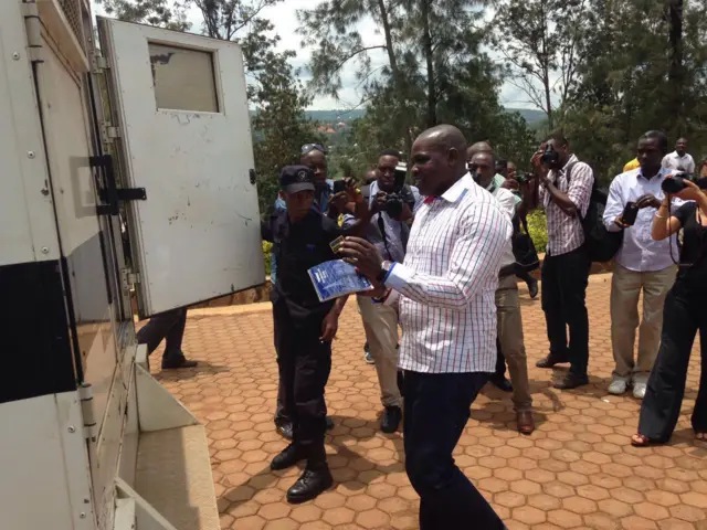 Ladislas Ntaganzwa imbere y'inkiko mu Rwanda - BBC News Gahuza