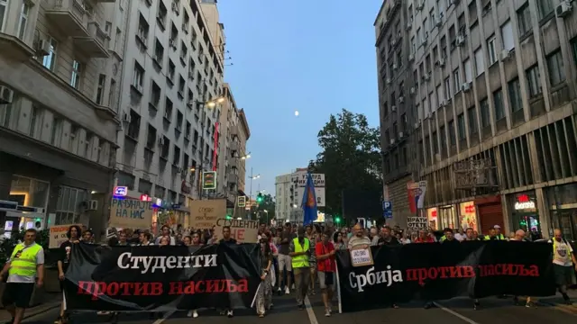 Protesti u Srbiji: Šetnja protiv nasilja u centru Beograda i blokada ...