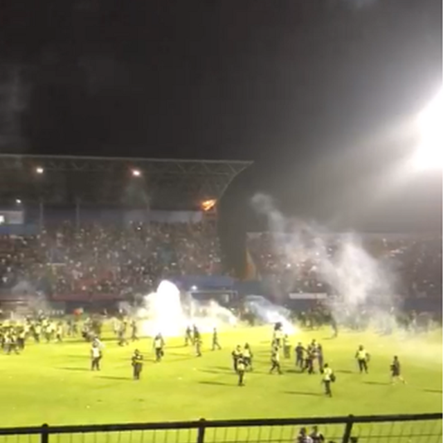 Tragedi Stadion Kanjuruhan: Menit-menit mematikan, ‘jeritan, tergeletak ...