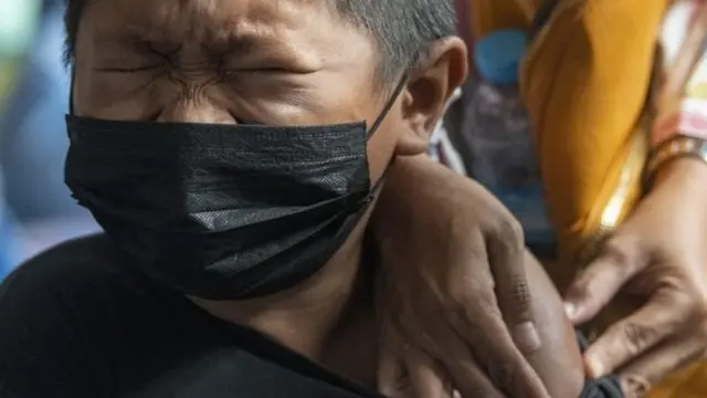 Sertifikat vaksin jadi 'kartu sakti' ke mal hingga transportasi umum, disebut 'bentuk ...