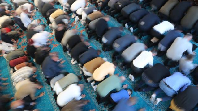 Islam: Muslimani u Srbiji obeležili ramazanski Bajram, „praznik ...