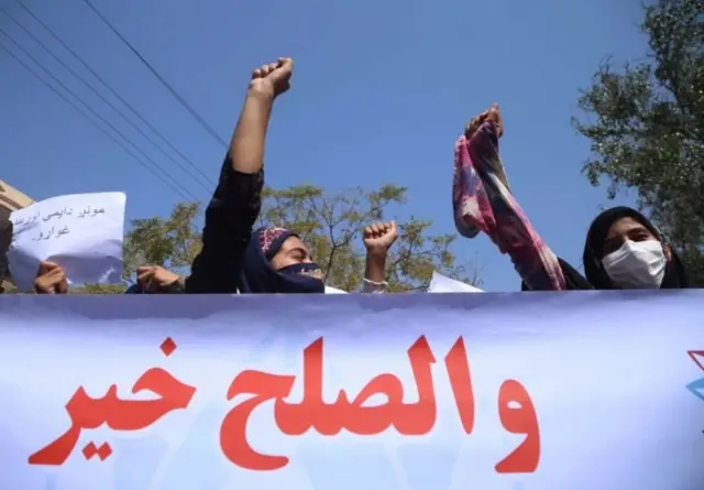 ناظران می‌گویند؛ نمایشی سطحی و ریاکارانه از برابری حقوق زن و مرد در