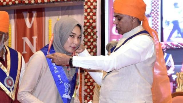 Razia Muradi : la femme afghane qui a remporté la palme d'or universitaire en Inde - BBC News ...