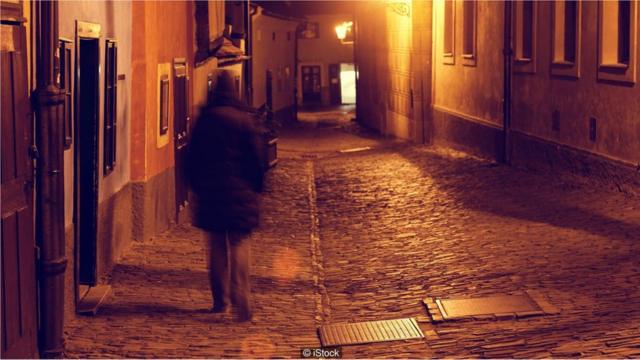 O que os outros pensam de você por causa do seu jeito de andar - BBC ...