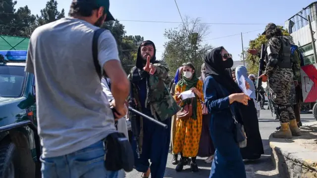 افراد طالبان با گزارشگران تظاهرات زنان در کابل با خشونت برخورد کردند