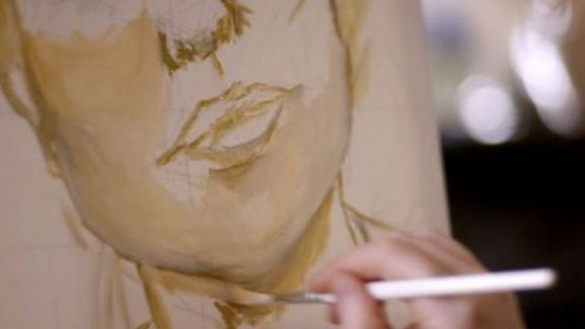 لماذا لا تسمح لي رفيقتي برؤيتها "عارية"؟ - BBC News عربي