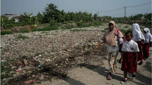 Ratusan ton sampah diangkat dari Kali Pisang Batu, Bekasi - BBC News Indonesia