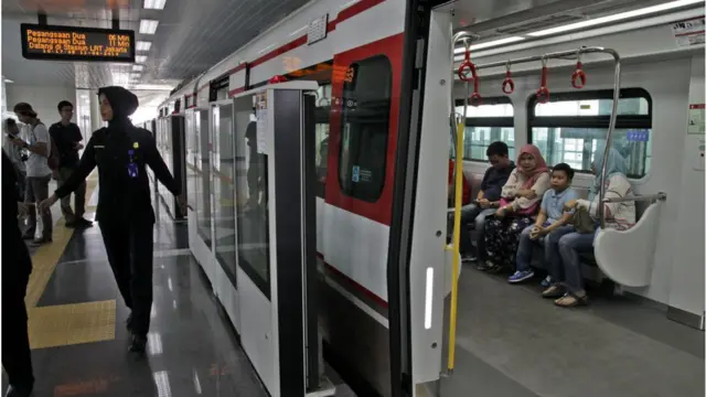 Ribuan perempuan dilecehkan di transportasi umum, 'saya harus selalu waspada setiap naik kereta ...