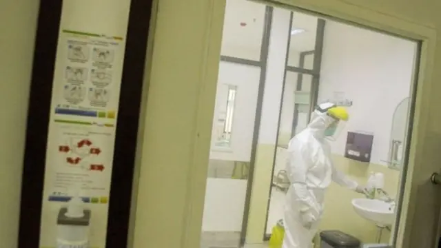 Virus corona: Wartawan dengan gejala Covid-19 meninggal usai 'ditolak' RS rujukan, mengapa ...