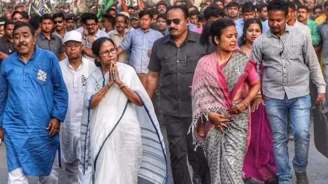 महुआ मोइत्रा पर पार्टी सख़्त, पर क्यों नहीं नरम पड़ रहे उनके तेवर ...