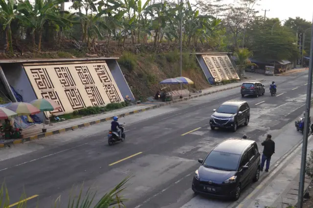 Perda syariah di Indonesia: antara kearifan lokal, politik elektoral ...