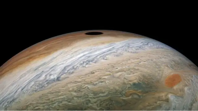 Las espectaculares imágenes de un eclipse solar visto sobre Júpiter ...