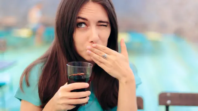 La curiosa condición que te impide eructar y los dolores e hinchazón ...