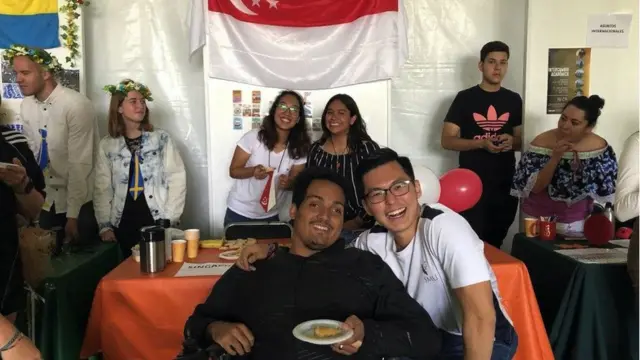 新加坡商学奇人 学习笔记也能做成一门生意 - BBC News 中文