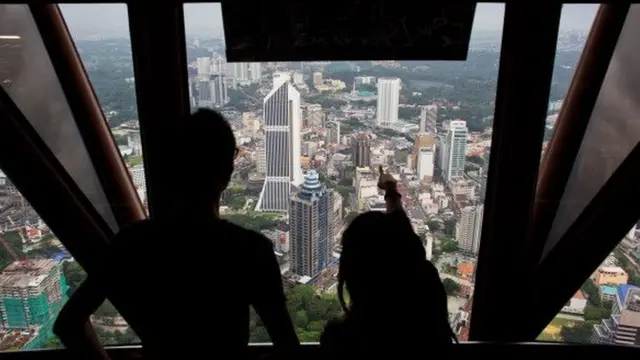 Malaysia ta sa kyautar kudi ga bidiyon da ya nuna illar luwadi - BBC ...