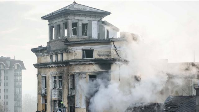 Rusija i Ukrajina: Veliki ruski napad na Kijev - krateri na ulicama, spaljeni automobili, ljudi ...