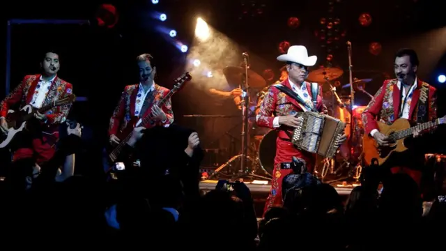 El origen de los corridos tumbados mexicanos con los que triunfan artistas como Bad Bunny, Peso ...