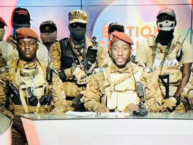 Coup d’Etat au Burkina Faso : que reprochent les militaires à Damiba ? - BBC News Afrique