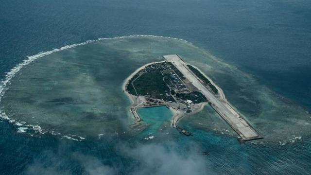 Biển Đông: VN theo sát tàu TQ gần mỏ dầu do Nga khai thác trong EEZ - BBC News Tiếng Việt