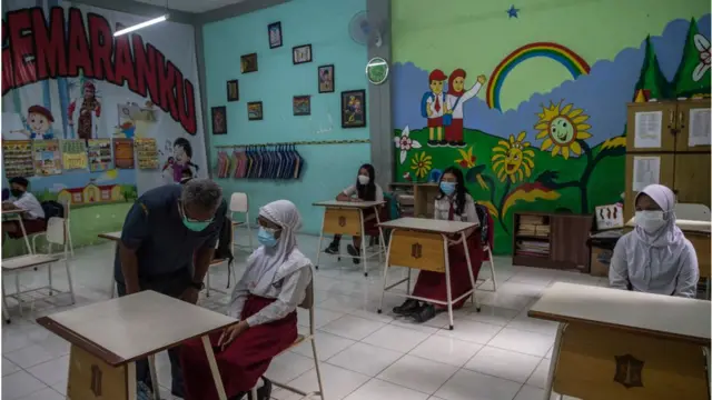 Belasan ribu murid terpapar Covid-19, perlukah pembelajaran tatap muka ...