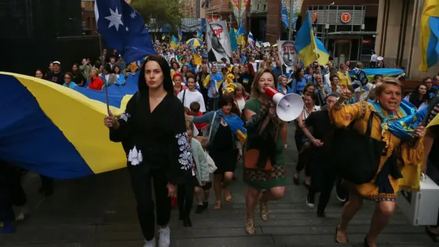 Акции солидарности в поддержку Украины в разных странах Фото Bbc