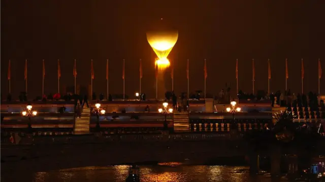 Olimpijske igre u Parizu 2024: Otvorene OI spektaklom na Seni, olimpijski plamen lebdi nad ...