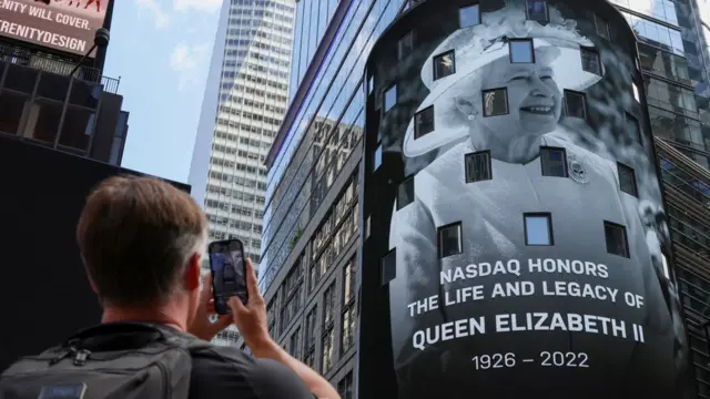 Queen Elizabeth II: In fotos- world reacts to di Queen death - BBC News ...