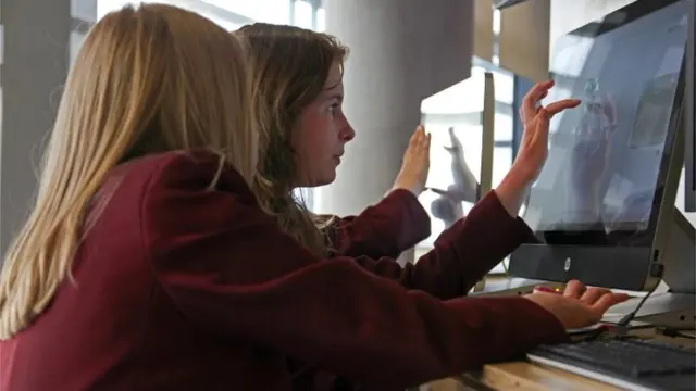 Micro Bit: la microcomputadora para enseñar a escolares a programar que ...