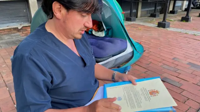 Juan Pablo Ovalle, el médico colombiano en huelga de hambre porque no ...