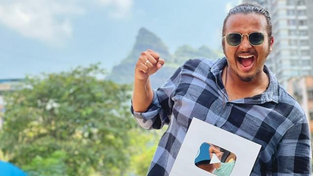 Just Neel Things : लॉकडाऊनमध्ये नोकरी सोडून इन्स्टाग्राम स्टार झालेल्या ...