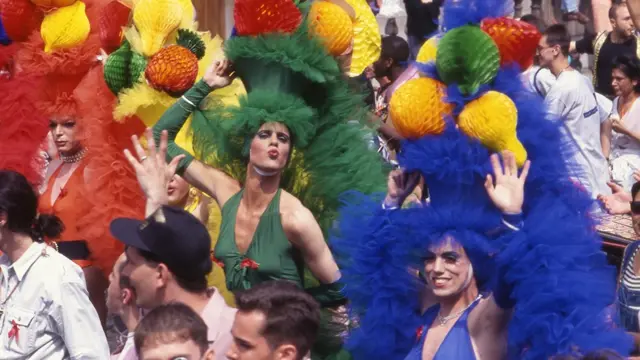 المثلية: صور نادرة توثق لخمسة عقود من مسيرة الفخر في لندن - BBC News عربي